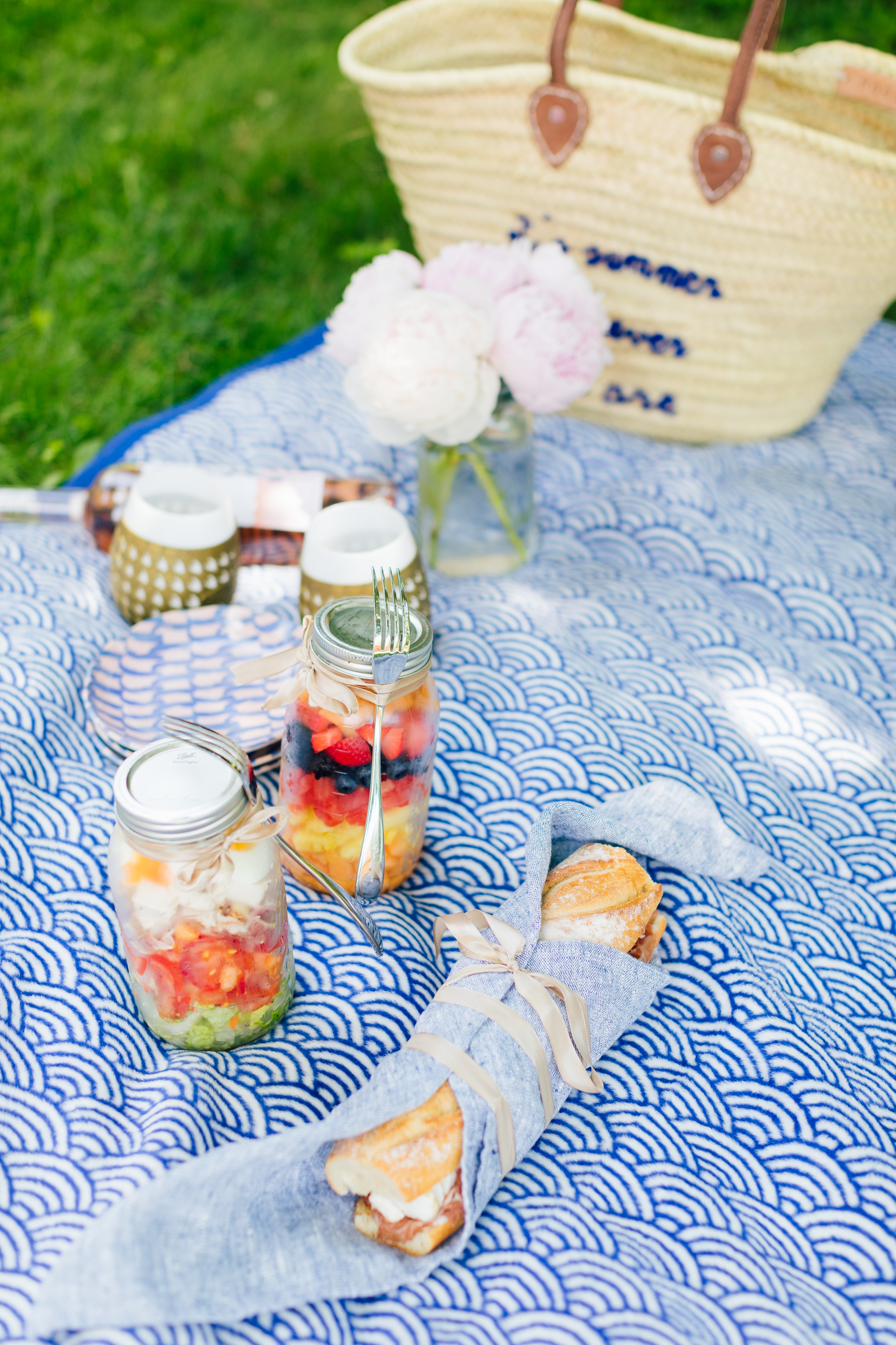 The Easy and Chic Way to Pack a Picnic - Happily Eva After